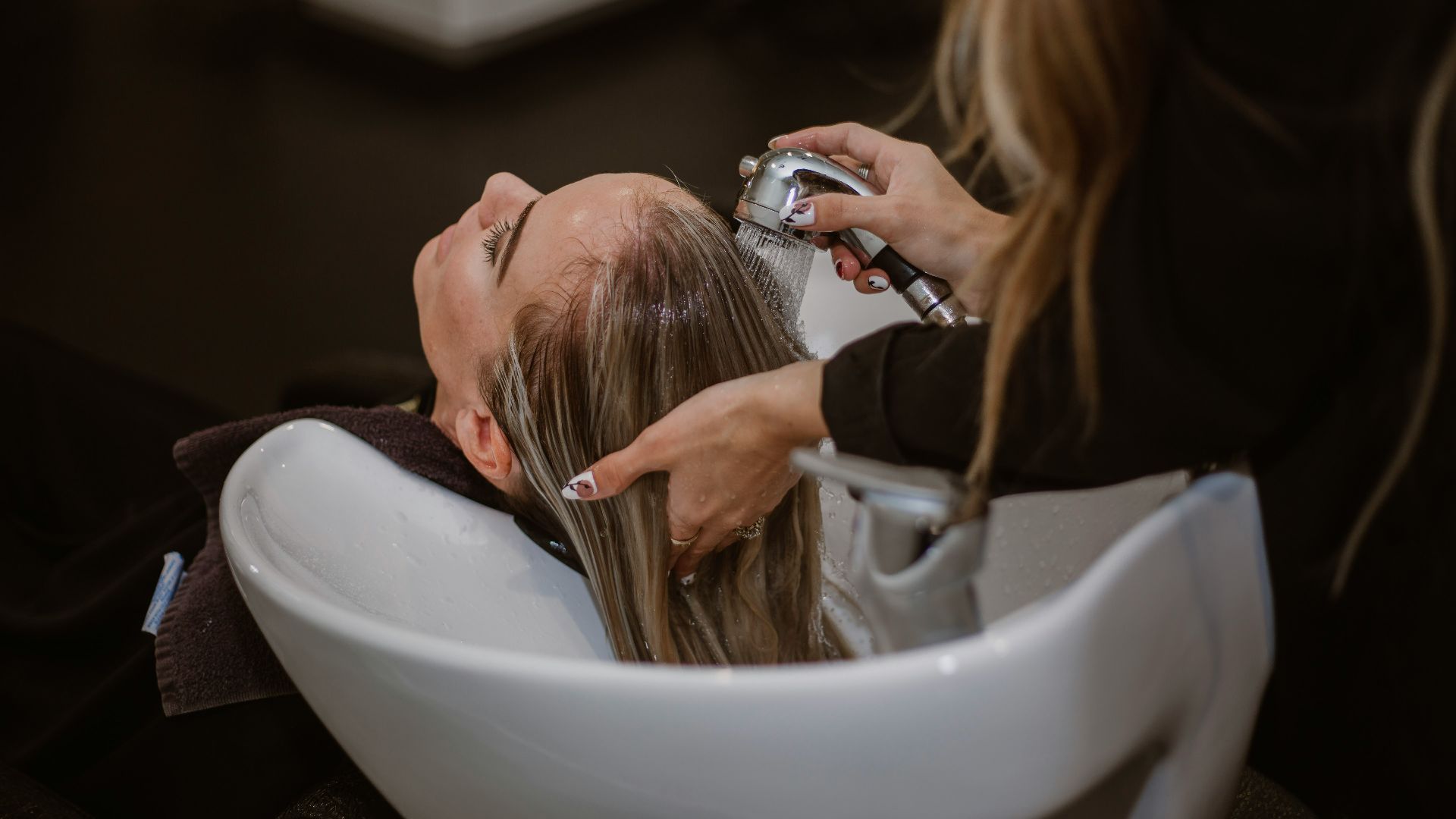 10 Ingredients To Avoid In Shampoo & 10 Natural Shampoos To Try