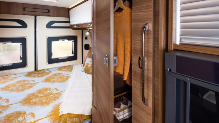 Ce van français, court et très étroit de 140 chevaux, fait coucher 3 ...