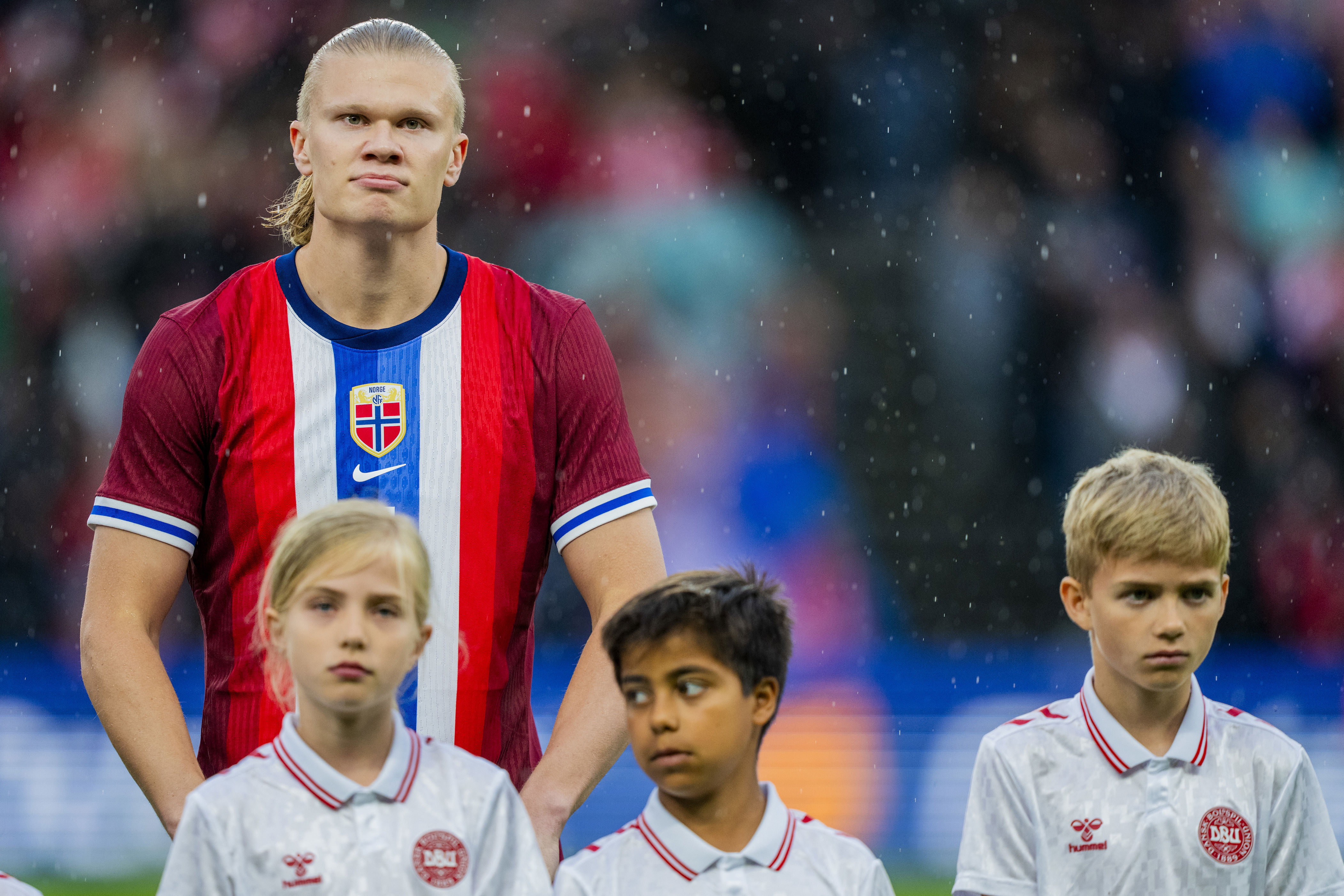 Norske menn strekker seg mot himmelen