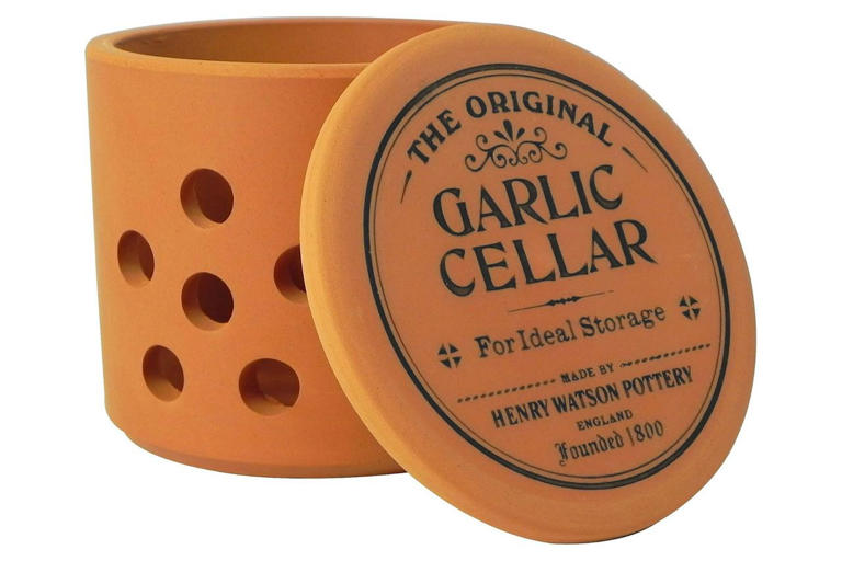 The best way to store garlic to maximize its health benefits