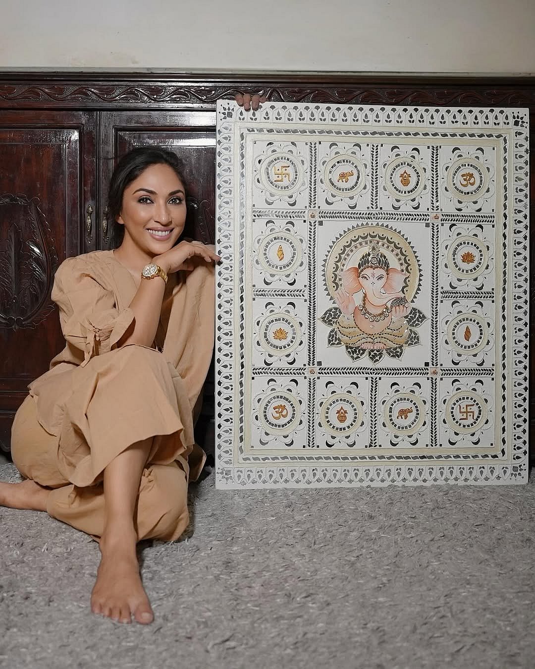 Lippan art: The Kutchi art form Mouli Ganguly explores in her Diwali ...