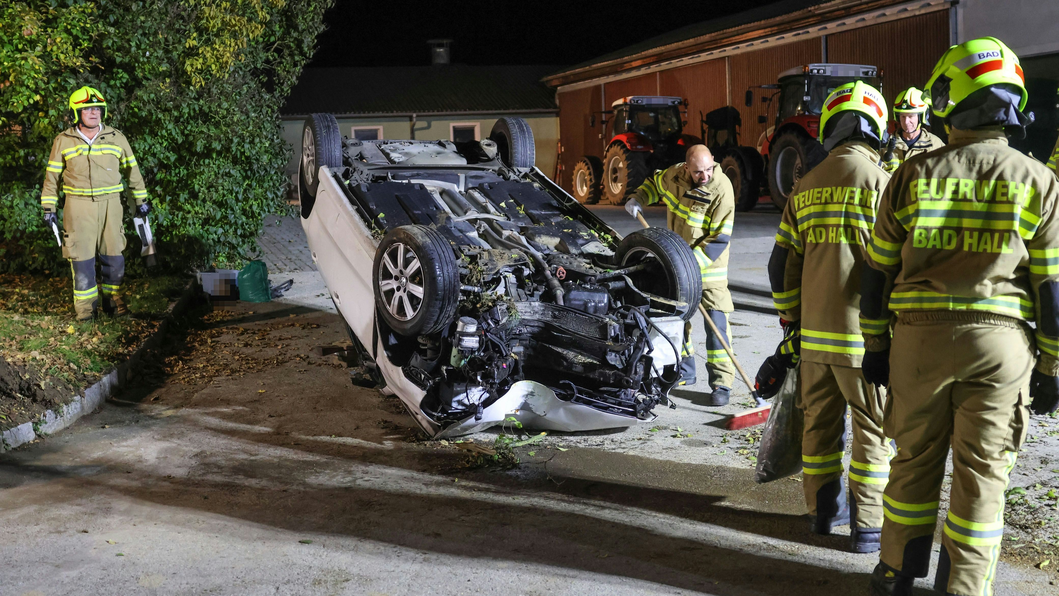 Auto nach Crash gegen Baum in Bad Hall überschlagen