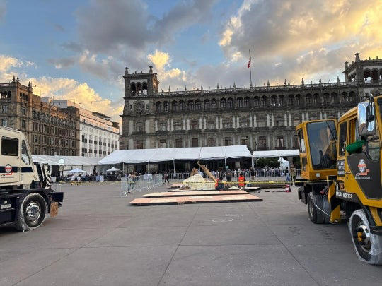 Inicia instalación de Mega Ofrenda Monumental en el Zócalo