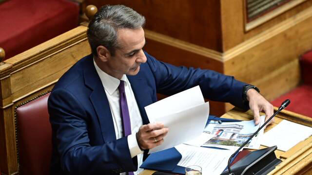 Ανασχηματισμός προ των πυλών μετά την παρέλαση με δεξιόστροφο πρόσημο ...