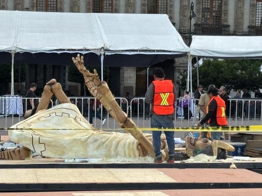 Inicia instalación de Mega Ofrenda Monumental en el Zócalo