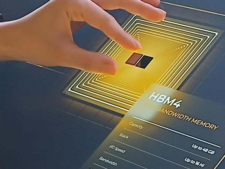 삼성·SK, HBM4 12단 실물 국내서 첫 공개…AI 메모리 경쟁력 선보여