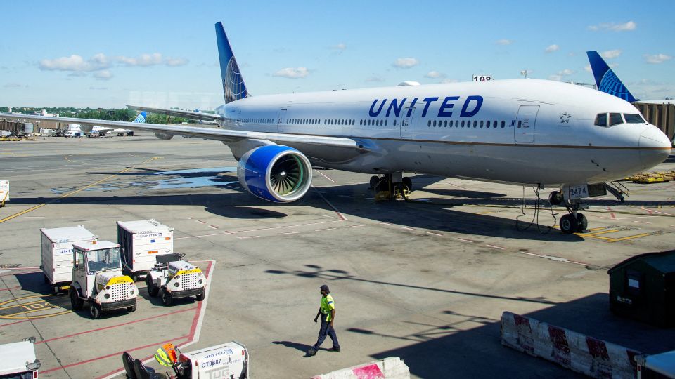 United flight’s cockpit window may have been struck by weather balloon ...