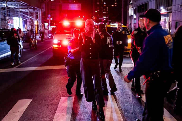 Chaos erupts during violent NYC ICE raid on Canal Street as a crowds ...