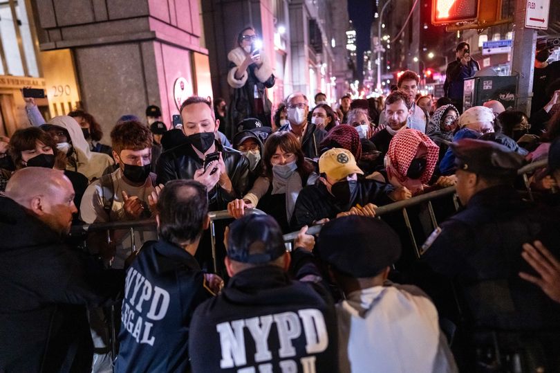 Chaos erupts during violent NYC ICE raid on Canal Street as a crowds ...