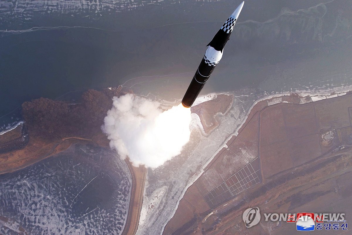 (3rd LD) N. Korea fires suspected short-range ballistic missile toward ...