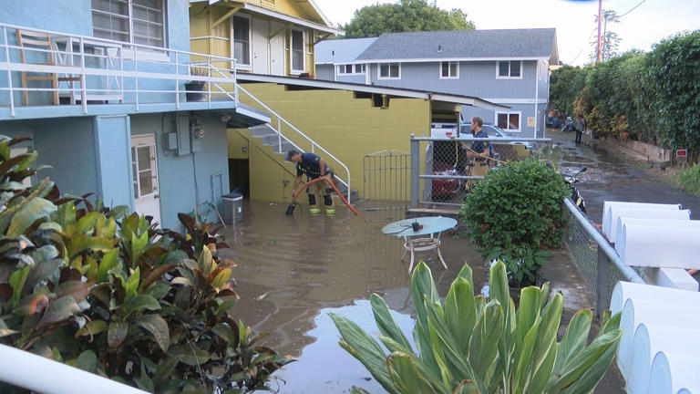 Water main break floods Kaimuki homes, prompts road closures