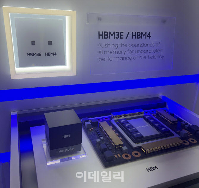 삼성·SK 'HBM4' 국내서 첫 실물 공개…경쟁 막 올랐다