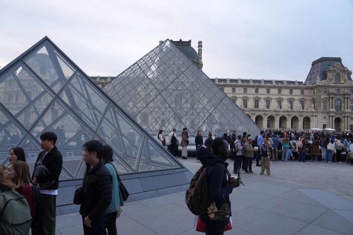 The Louvre reopens 3 days after thieves took French crown jewels in ...