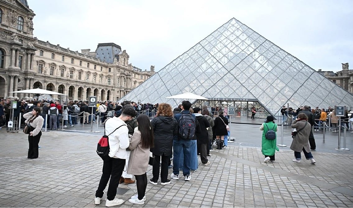 The Louvre reopens 3 days after thieves took French crown jewels in ...