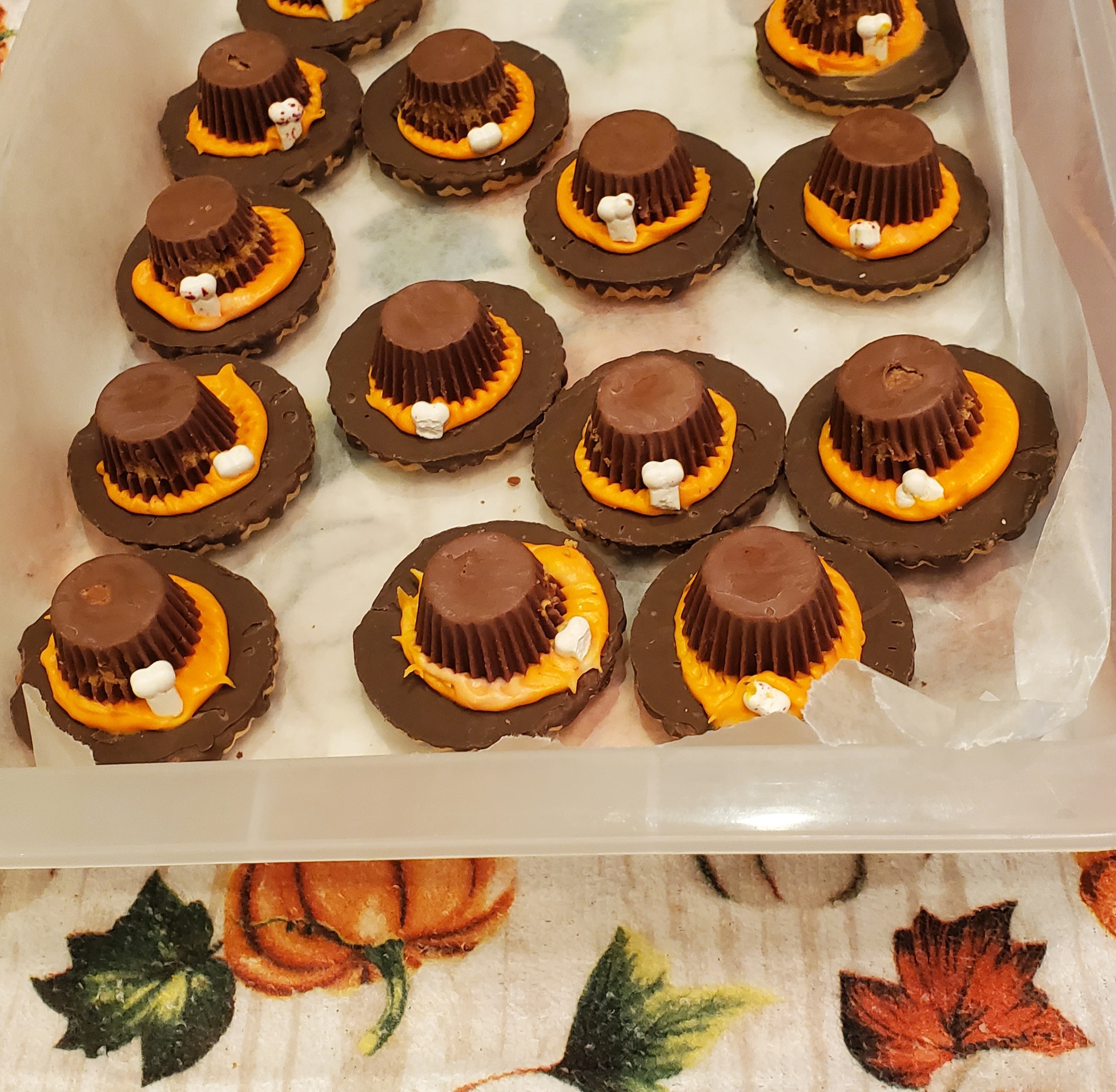 Easy to Make Pilgrim Thanksgiving Hat Cookies