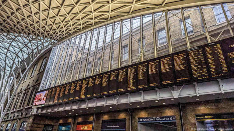 Eurostar plans double-decker trains as rivals eye Tunnel