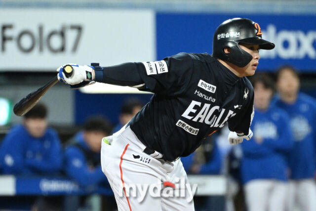 원태인의 2루 선택은 욕심이었다…'해결사' 문현빈 스리런 대폭발! 한화의 한국시리즈가 보인다 [MD대구 PO4]