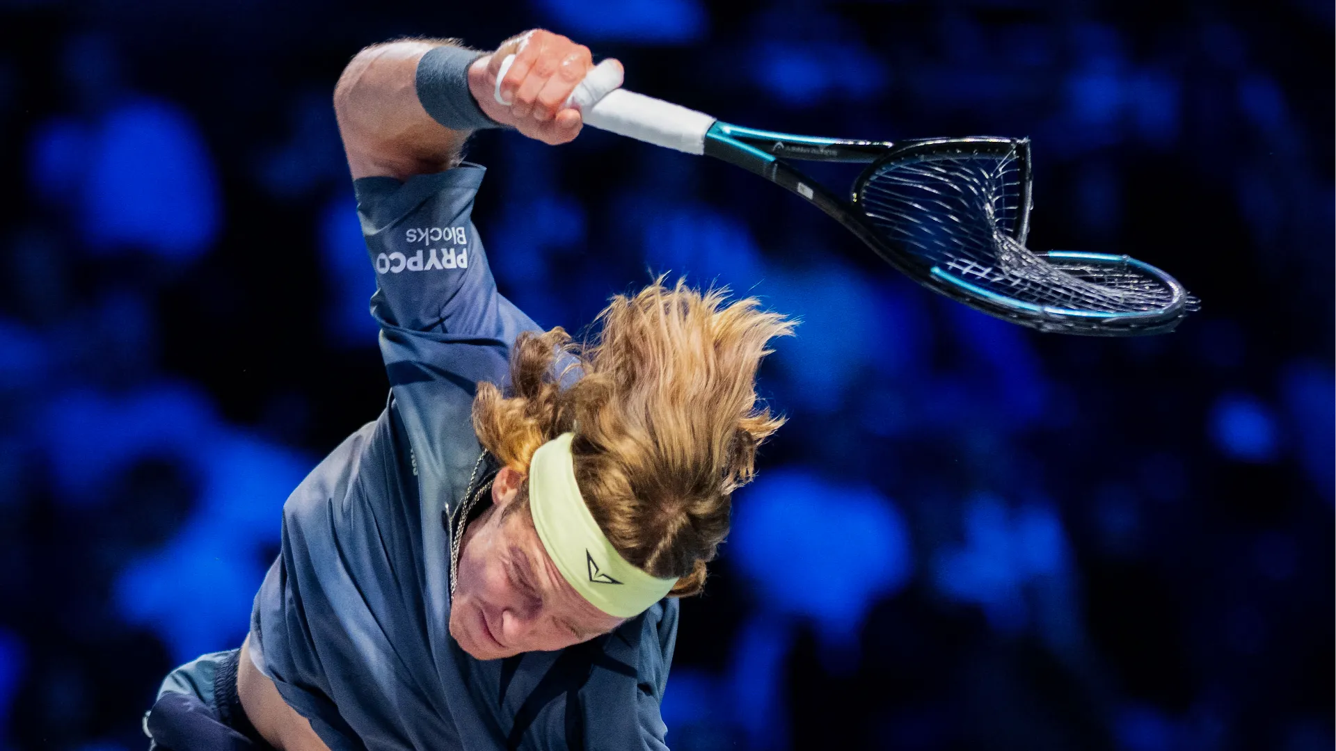 Il perd la tête et casse sa raquette : les photos de la colère