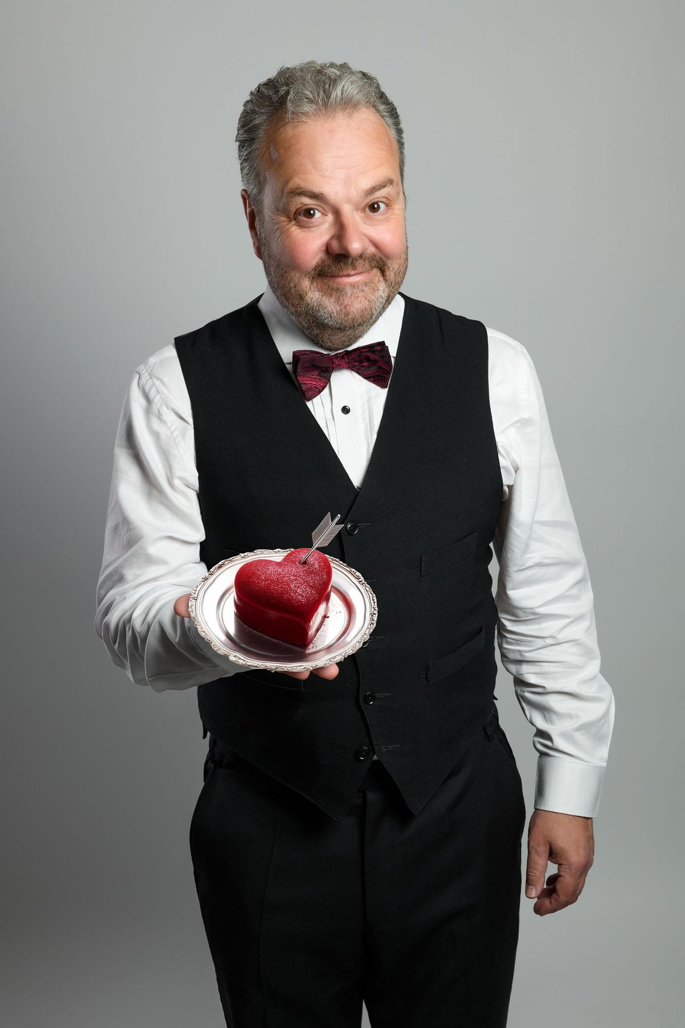 Top Comedian Hal Cruttenden brings hit tour to Luton