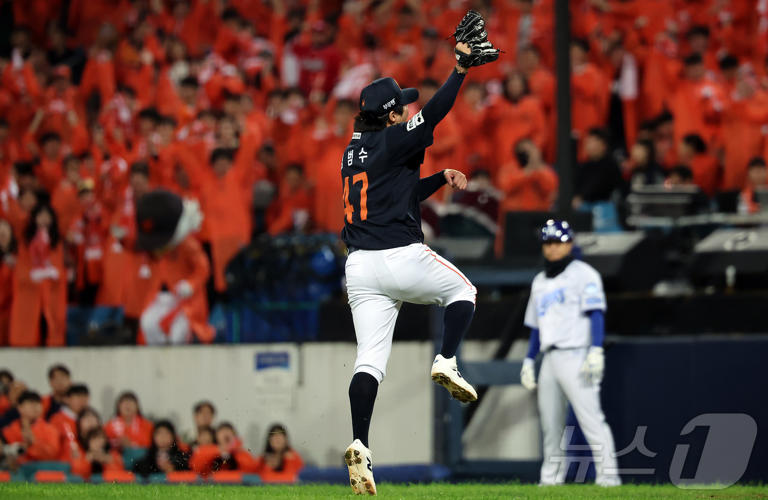 한화 루키 정우주, 3⅓이닝 5K 무실점…PS 선발 데뷔전 '성공적'[PO4]