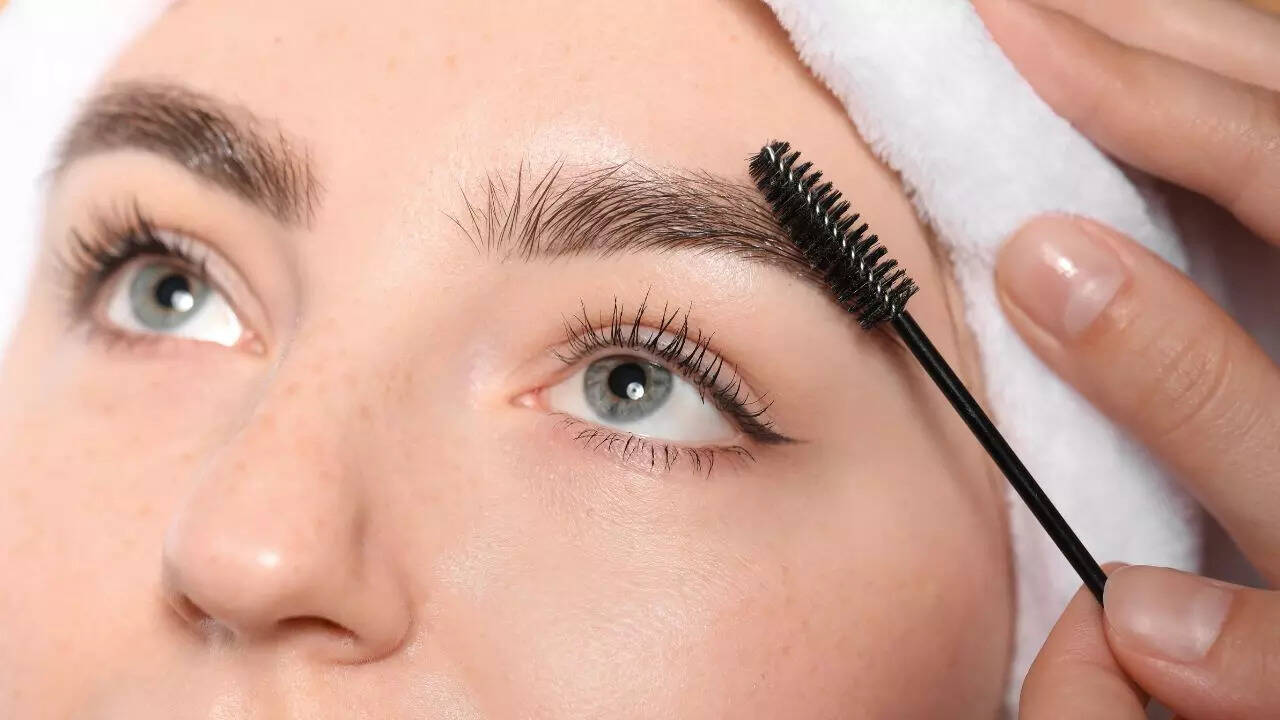 How to stop eyebrow hair loss naturally: Effective home remedies for ...