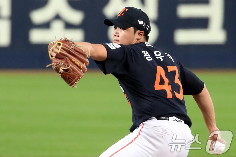 한화 루키 정우주, 3⅓이닝 5K 무실점…PS 선발 데뷔전 '성공적'[PO4]