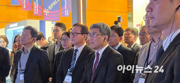 삼성전자 CTO, 한미반도체 회장 만나…하이닉스 HBM4도 관찰