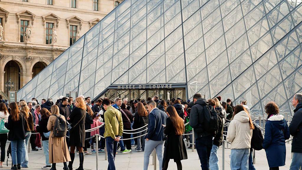 Louvre reopens three days after French crown jewels stolen