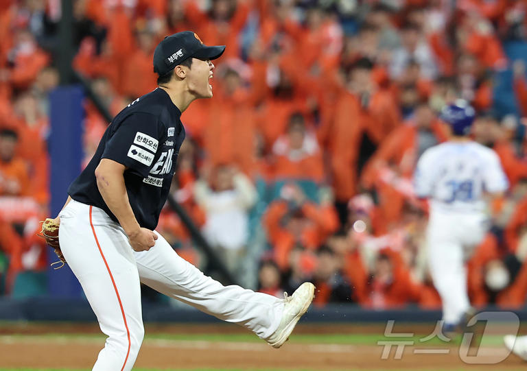 한화 루키 정우주, 3⅓이닝 5K 무실점…PS 선발 데뷔전 '성공적'[PO4]