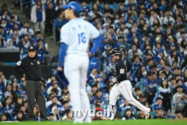 통한의 번트 2루 송구, 스리런 홈런으로 연결됐다…원태인 눈물의 5이닝 4실점→삼성 PO 탈락 위기 [MD대구 PO4]