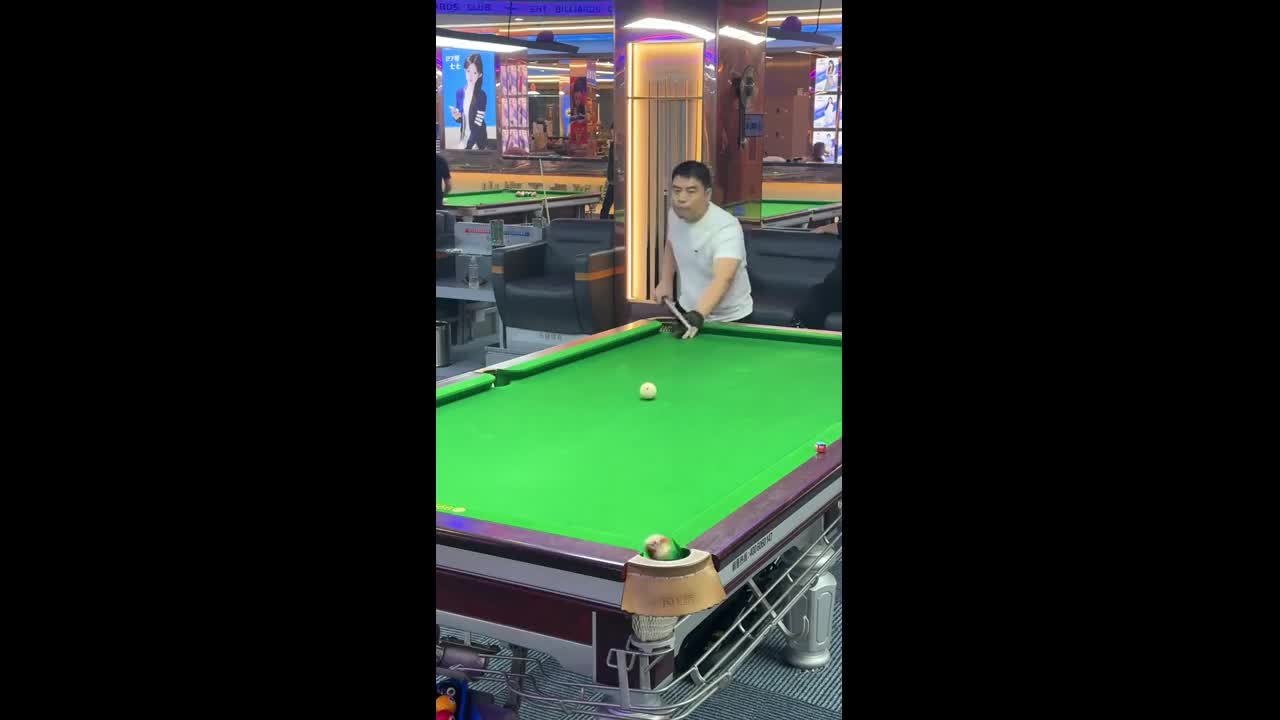 Unpredictable billiards shot in Henan, China