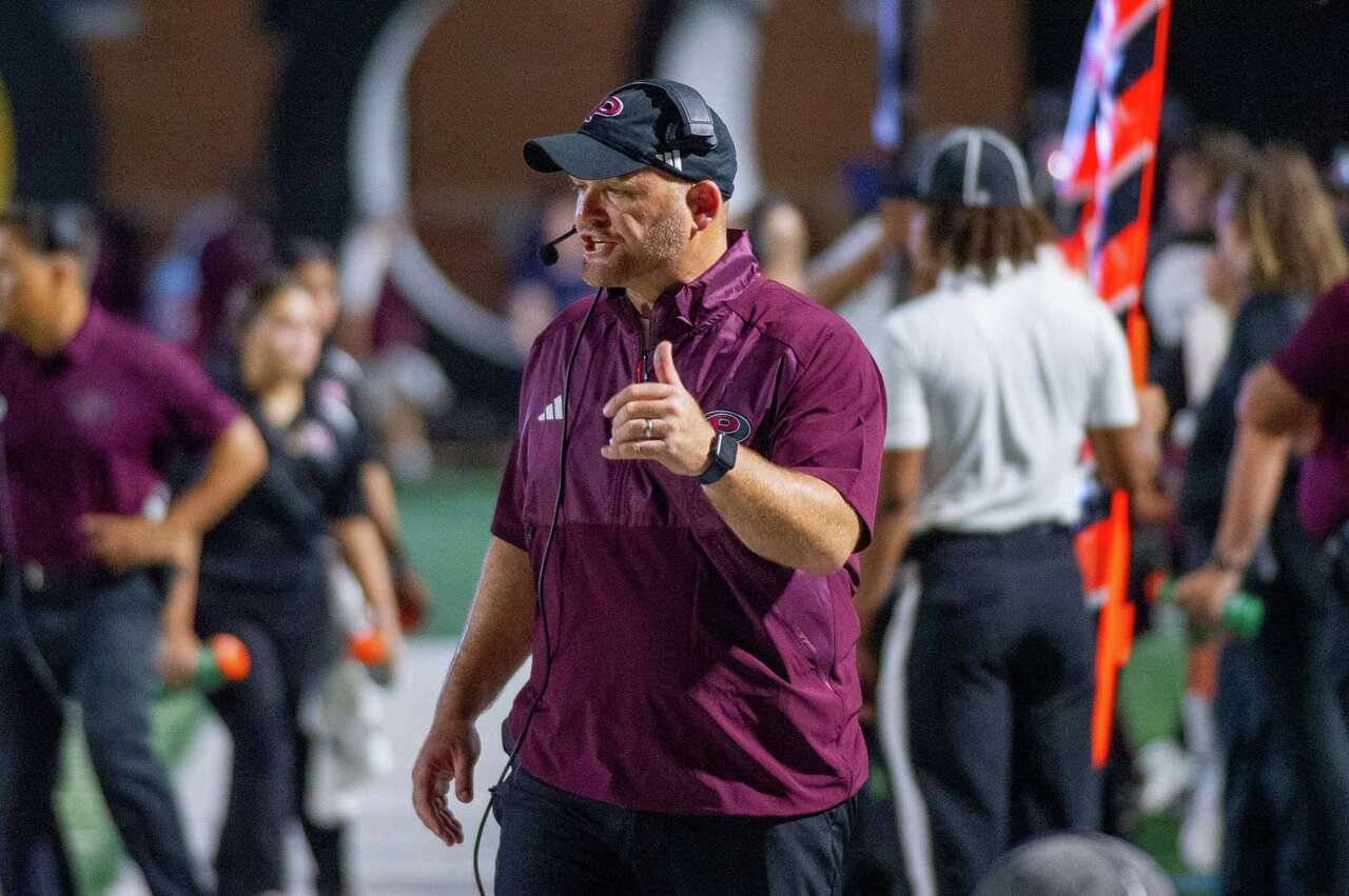 Live updates: Dickinson, Pearland clash in battle of Texas high school ...