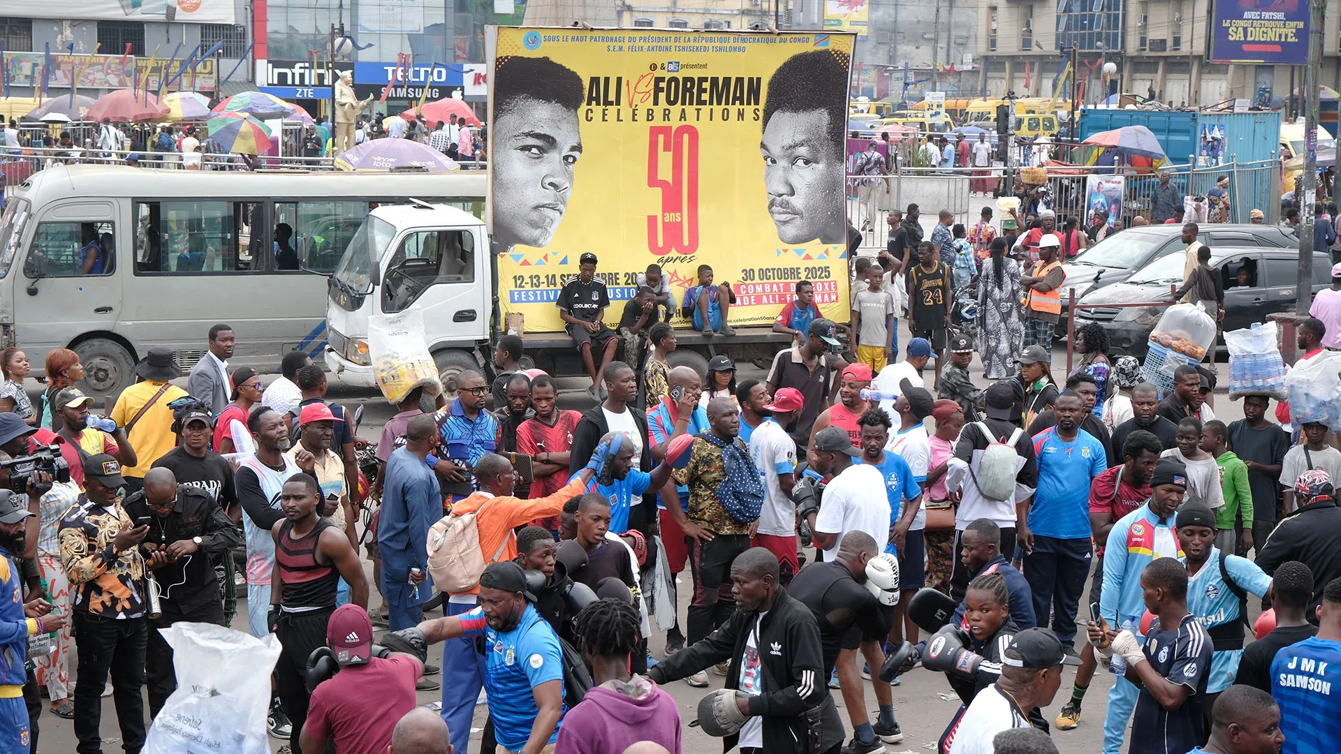 Mike Tyson auf der Straße mit Hunderten von Boxern: Fotos