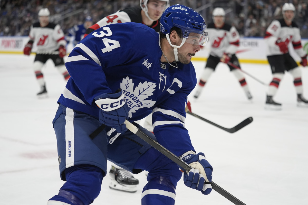 Maple Leafs' Auston Matthews Reacts to Vladimir Guerrero Jr. Gesture