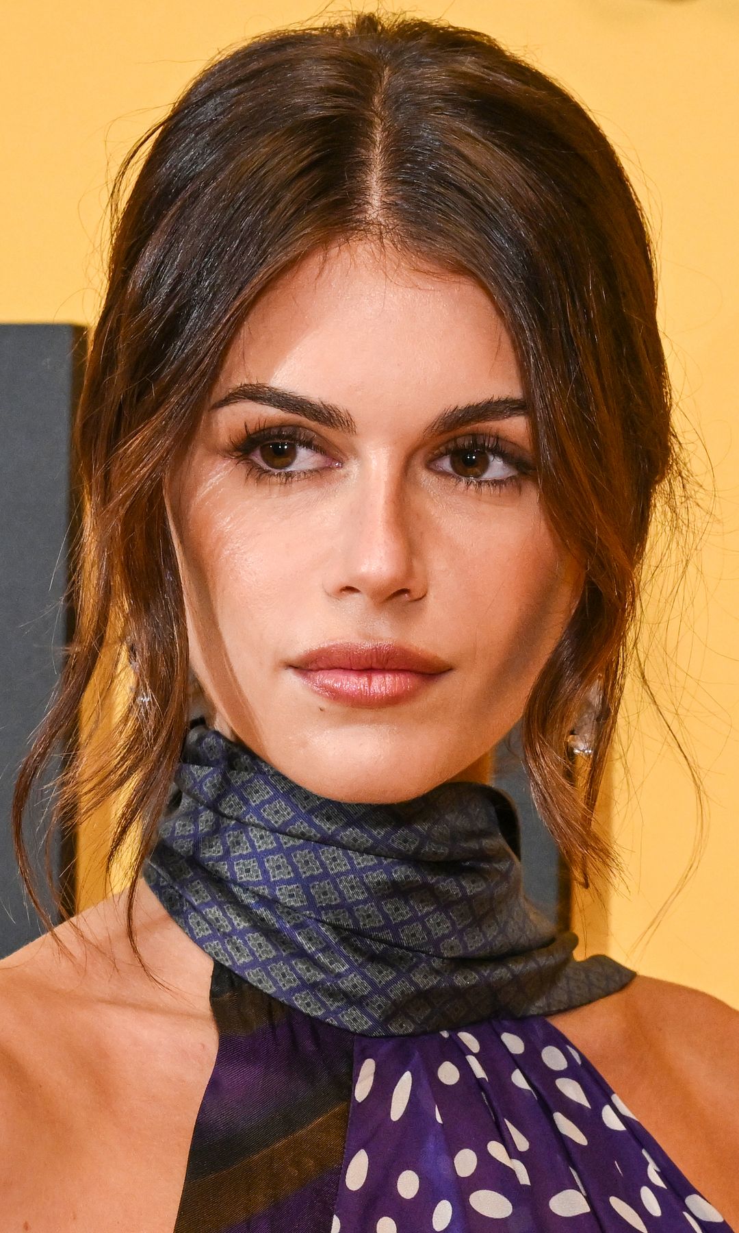 Kaia Gerber estrena un vestidazo de invitada con estampado español para ...