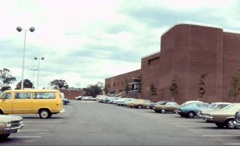 Photographs Capturing 1970s Social Life In Parking Lots