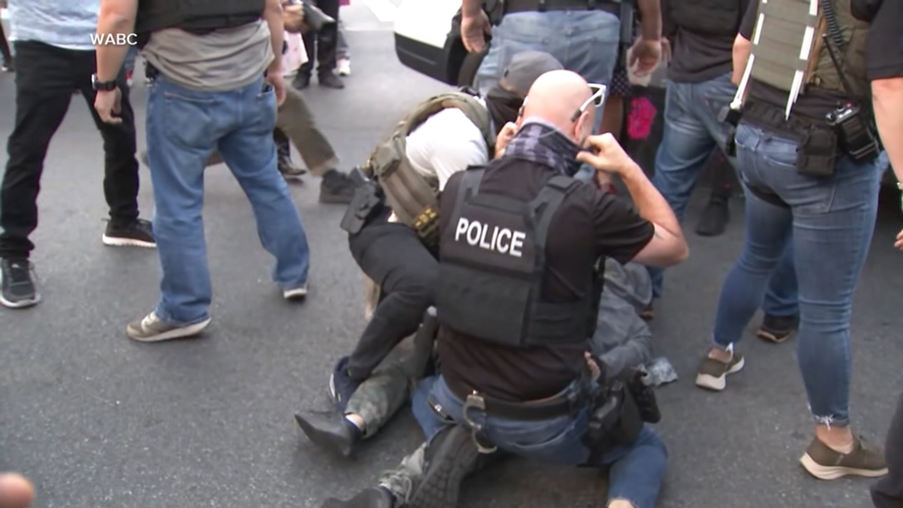Federal agents raid Canal Street in New York City