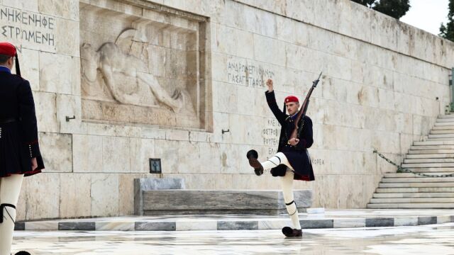 Τι συμβολίζει το μνημείο του Άγνωστου Στρατιώτη και η εξήγηση των επιγραφών