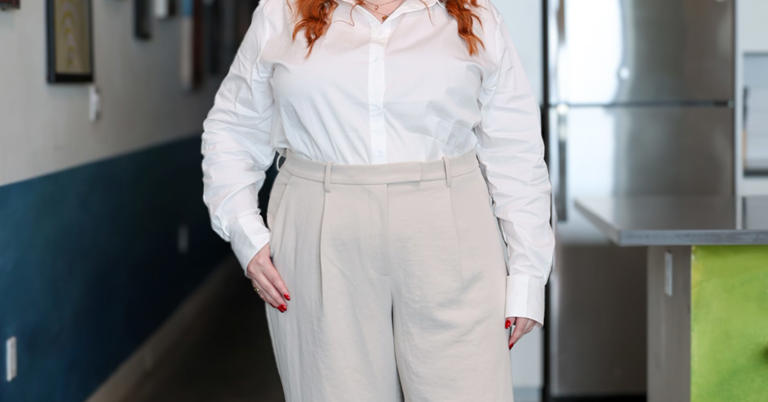 I teach people how to pose in photos: Follow 7 rules to look more ...