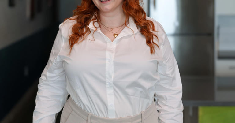 I teach people how to pose in photos: Follow 7 rules to look more ...