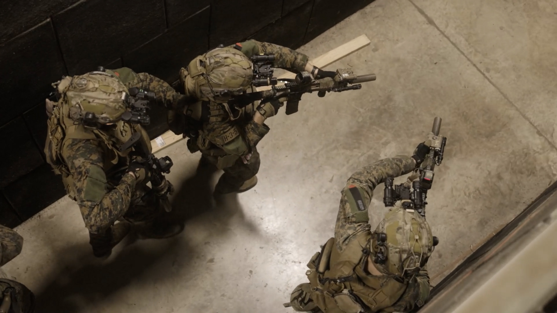 Les Marines s'entraînent au combat rapproché dans une maison d’entraînement
