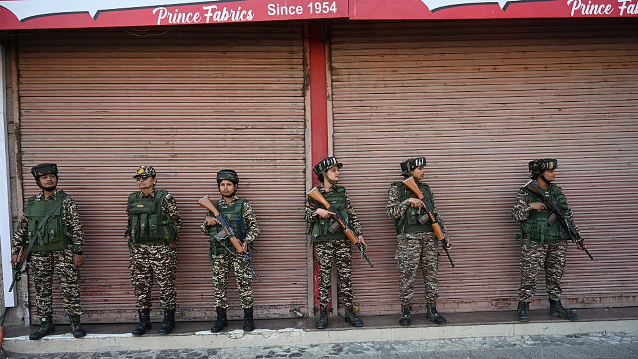 Indian Army Signs Rs 27,770 Crore Deal Replacing Old Sterling Carbines ...