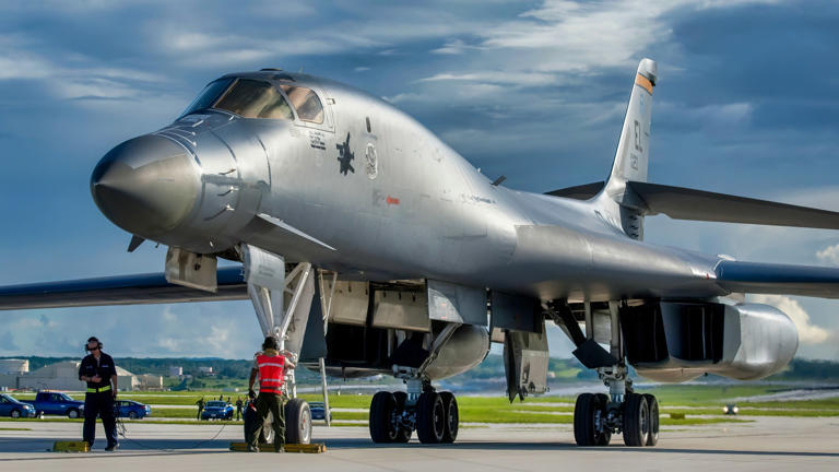 The B-1B Lancer bomber can carry 75,000 pounds of weapons at Mach 1.2 ...