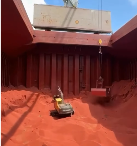 O navio é tão grande que faz a escavadeira parecer um brinquedo