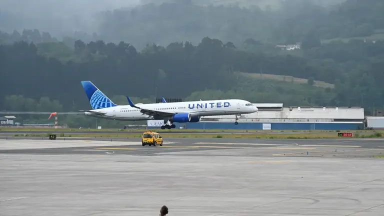 Un avión de United Airlines aterriza de emergencia tras impactar contra ...