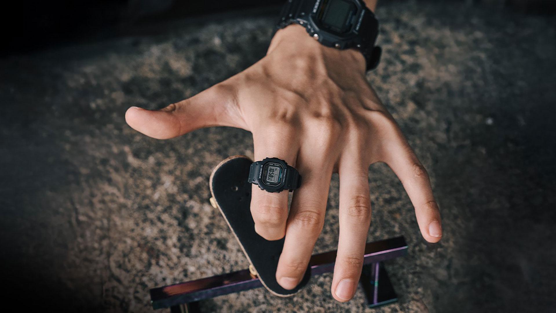 De G-SHOCK-ring gaat om je pink, maar is net zo stoer als zijn grote broer