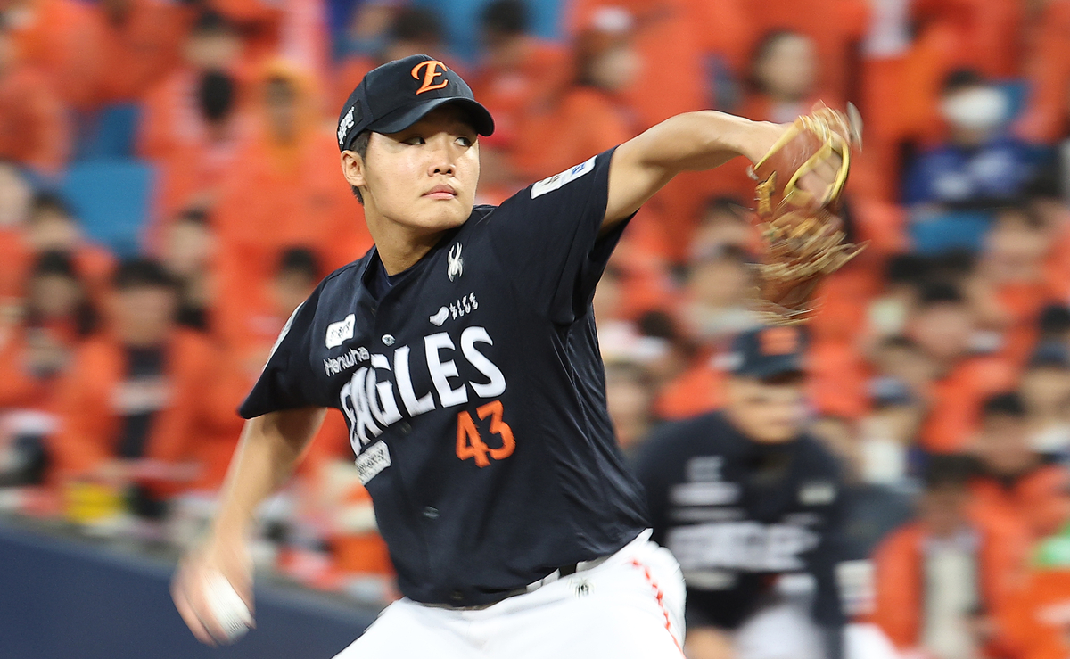 [PO4] 신인 정우주, PS 첫 선발 등판해 3.1이닝 5K 무실점 ‘호투’