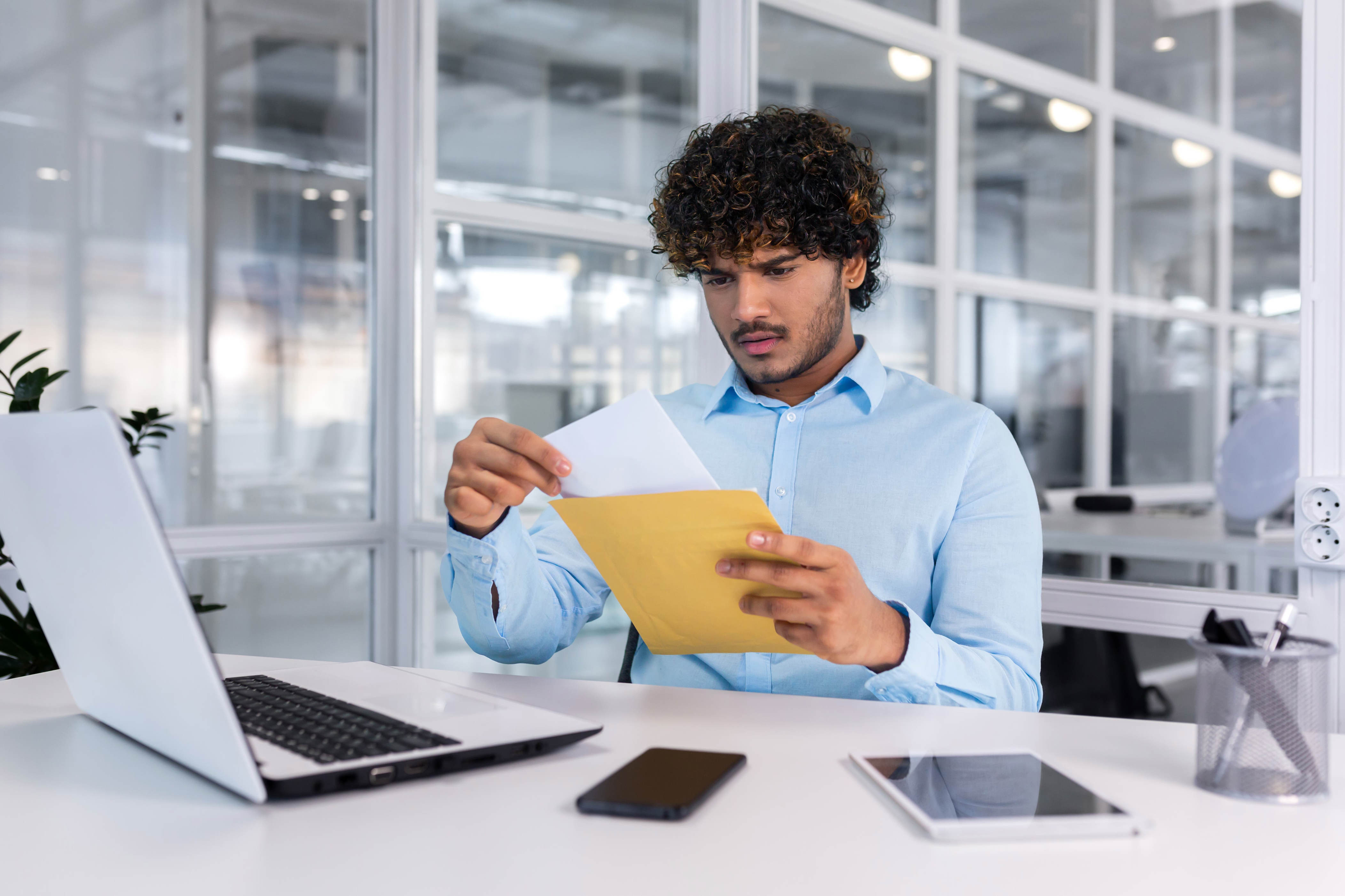 Man receives unexpected envelope in the mail—what’s inside shocks internet