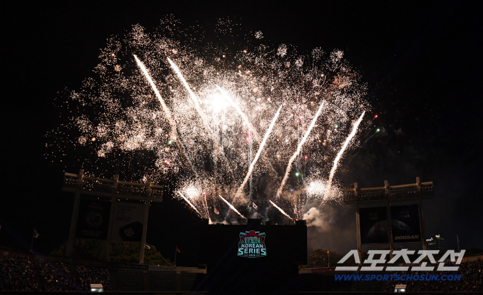 The final of the LG Twins' opening ceremony is fireworks