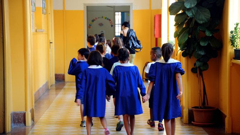 Como, lascia l’auto in doppia fila per prendere il figlio da scuola: un ...